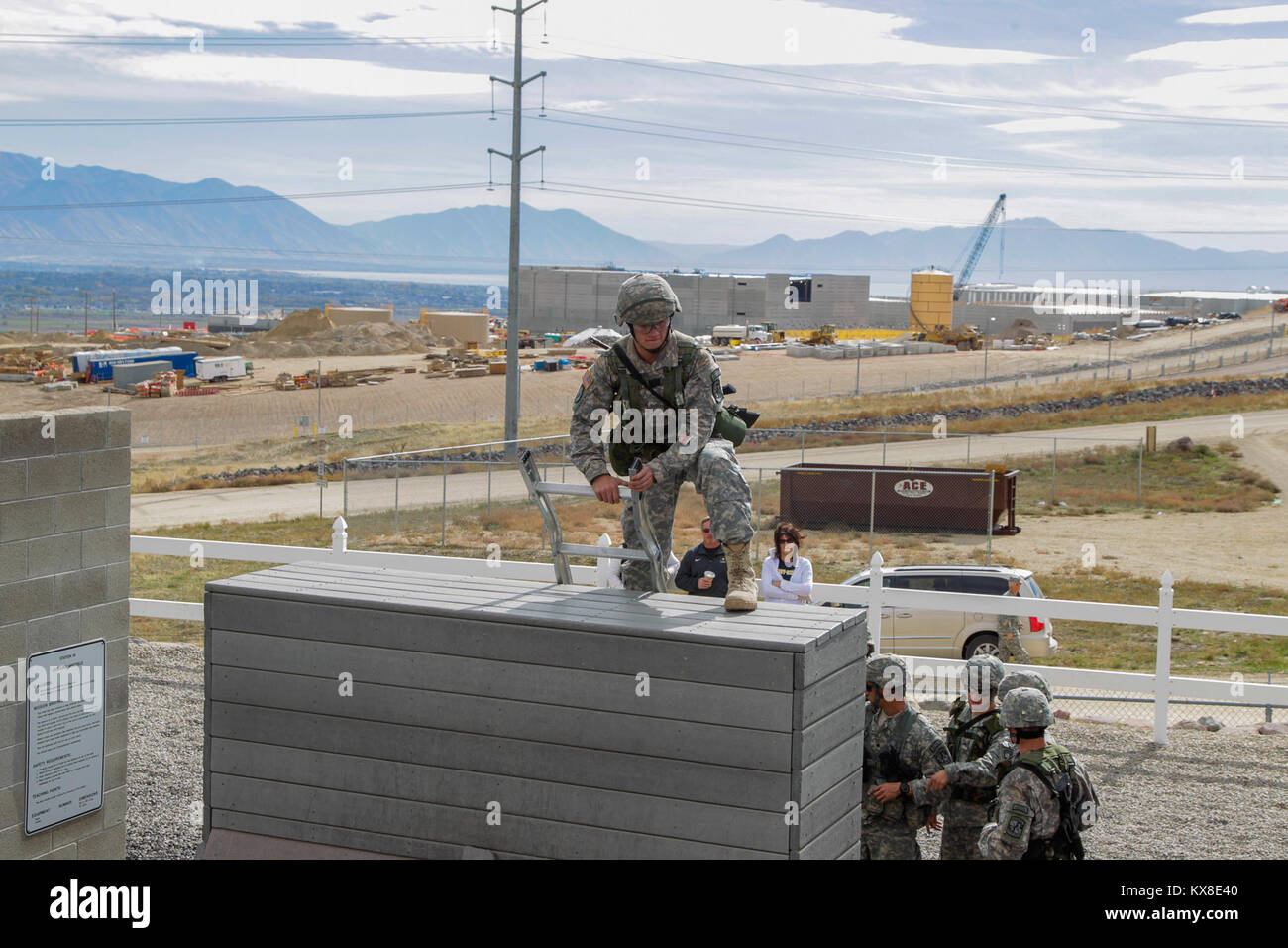 US Army National Guard high wall teamwork training Stock Photo - Alamy
