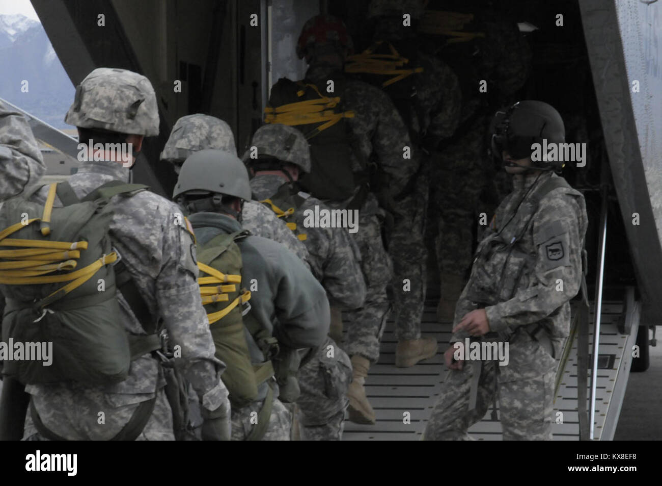 US paratroopers with aircraft Stock Photo - Alamy