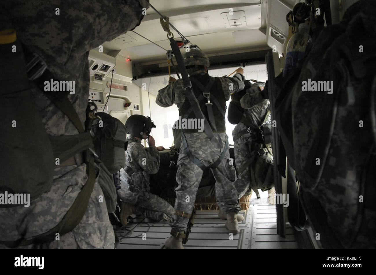 US paratroopers jump from aircraft Stock Photo - Alamy