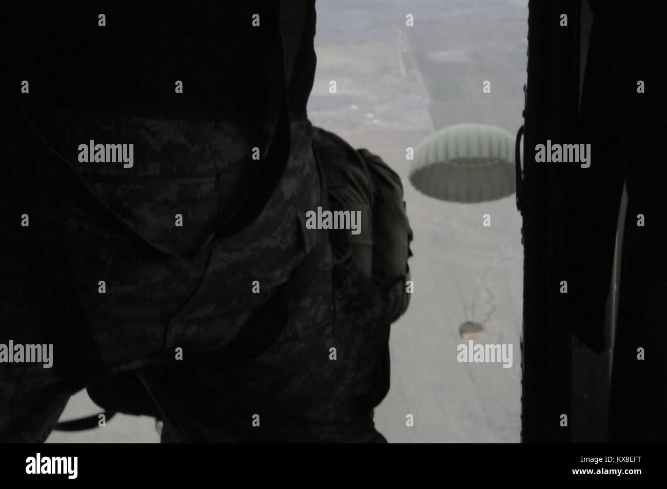 US paratroopers jump from aircraft Stock Photo - Alamy