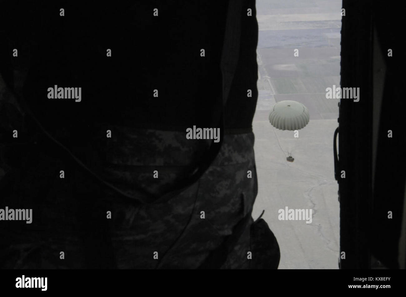 US paratroopers jump from aircraft Stock Photo - Alamy