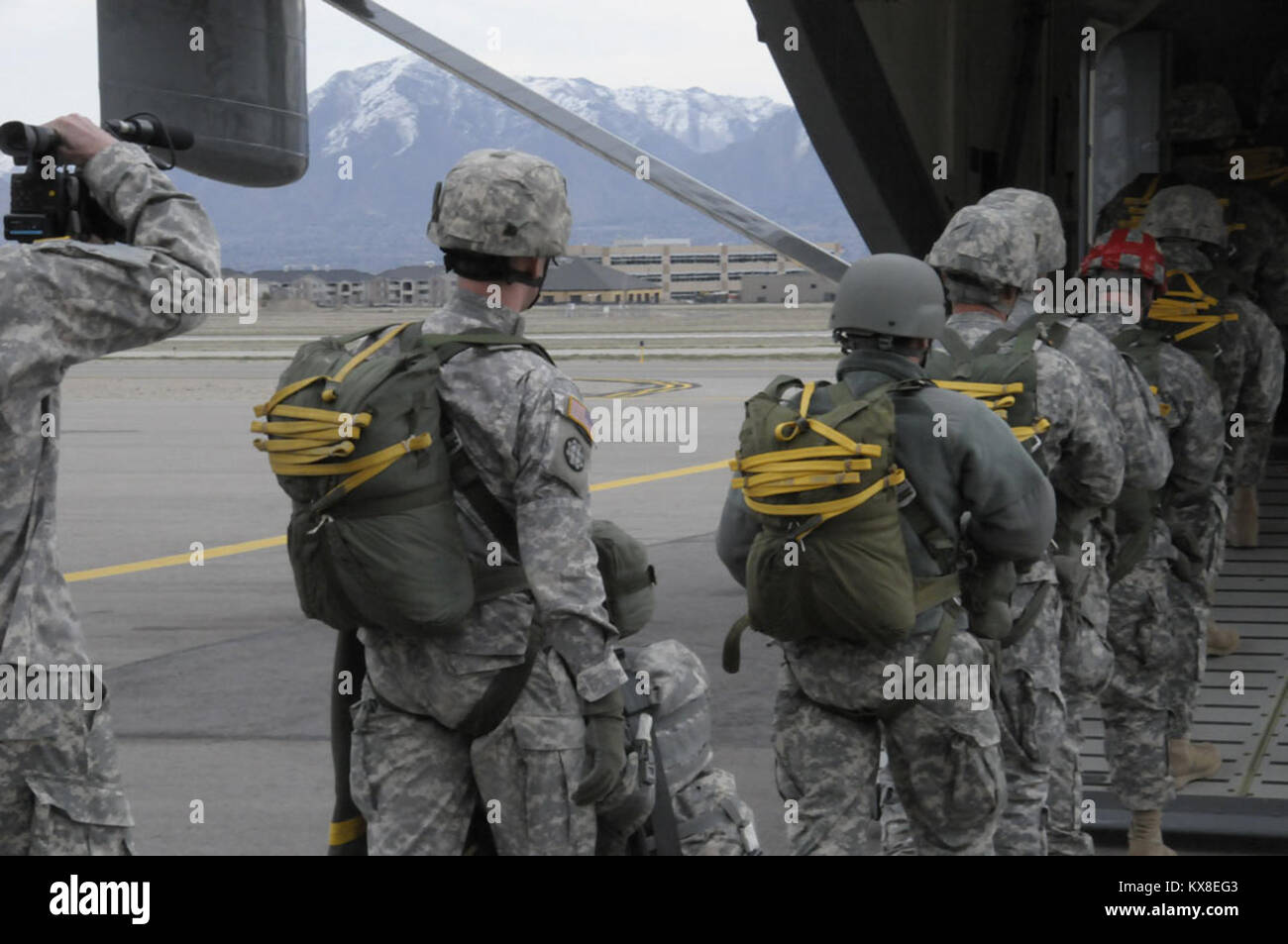 US paratroopers board aircraft Stock Photo - Alamy