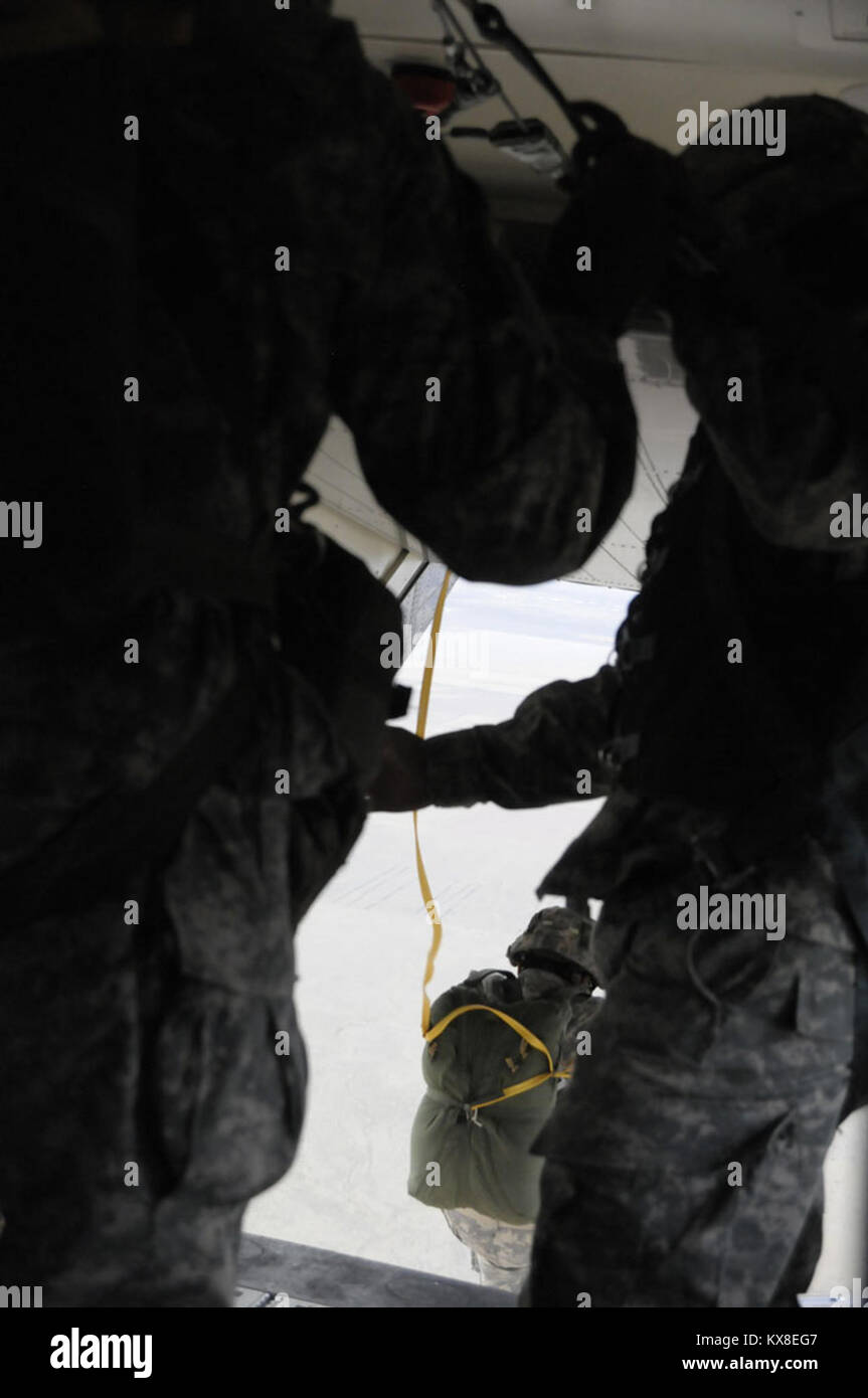 US army paratroopers jumping from plane Stock Photo - Alamy