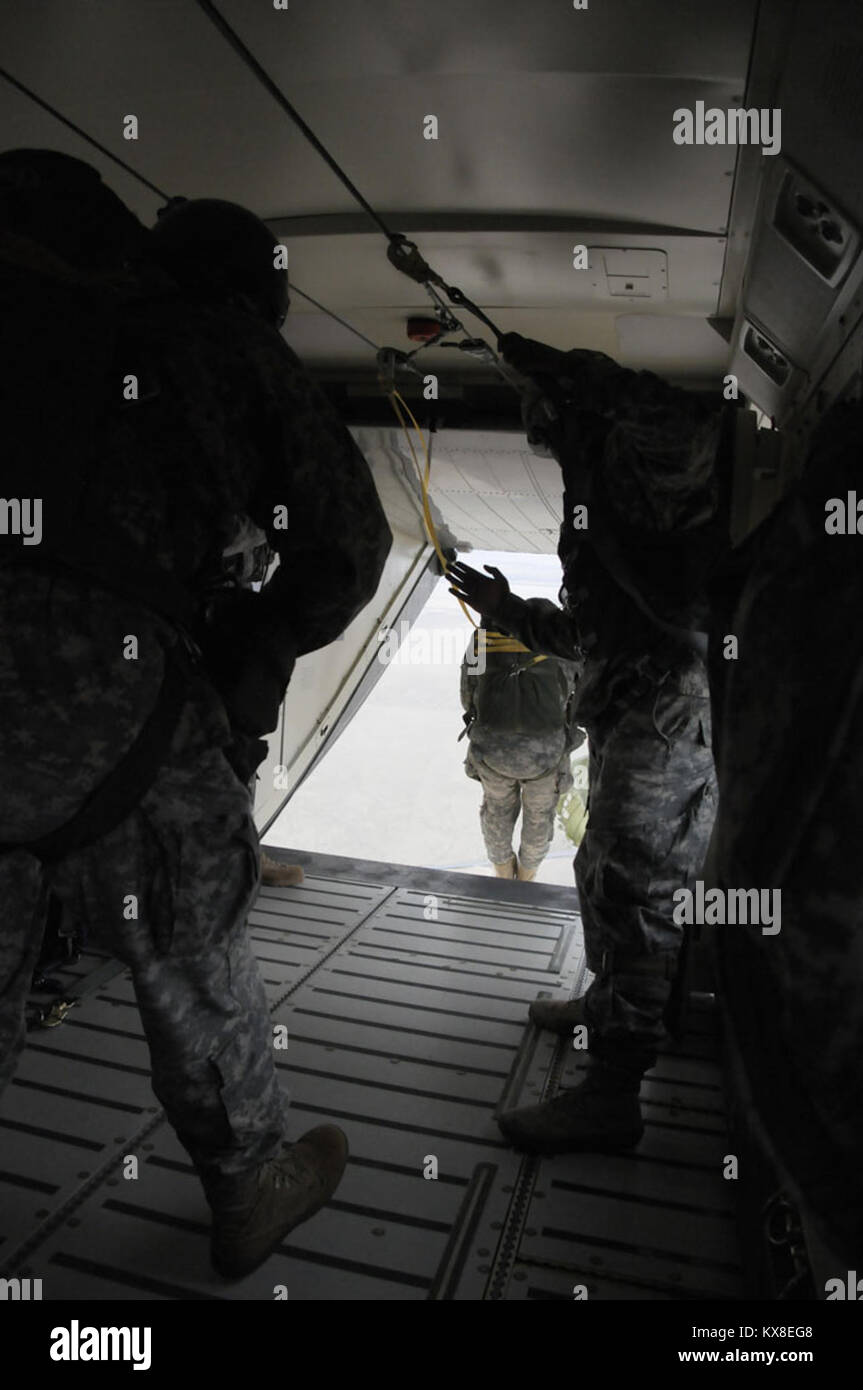 US army paratroopers jumping from plane Stock Photo - Alamy
