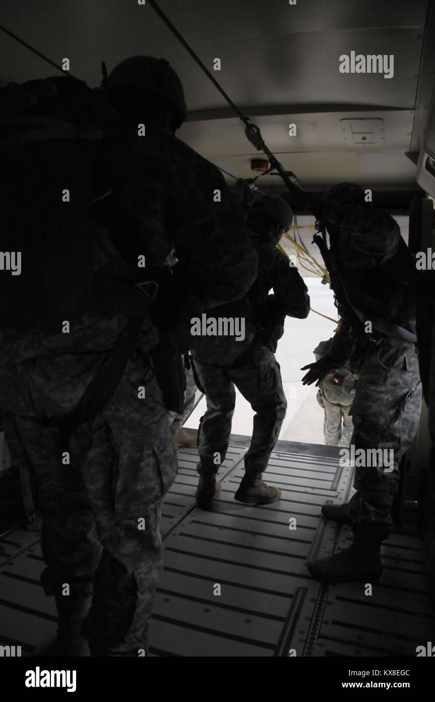 US army paratroopers jumping from plane Stock Photo - Alamy