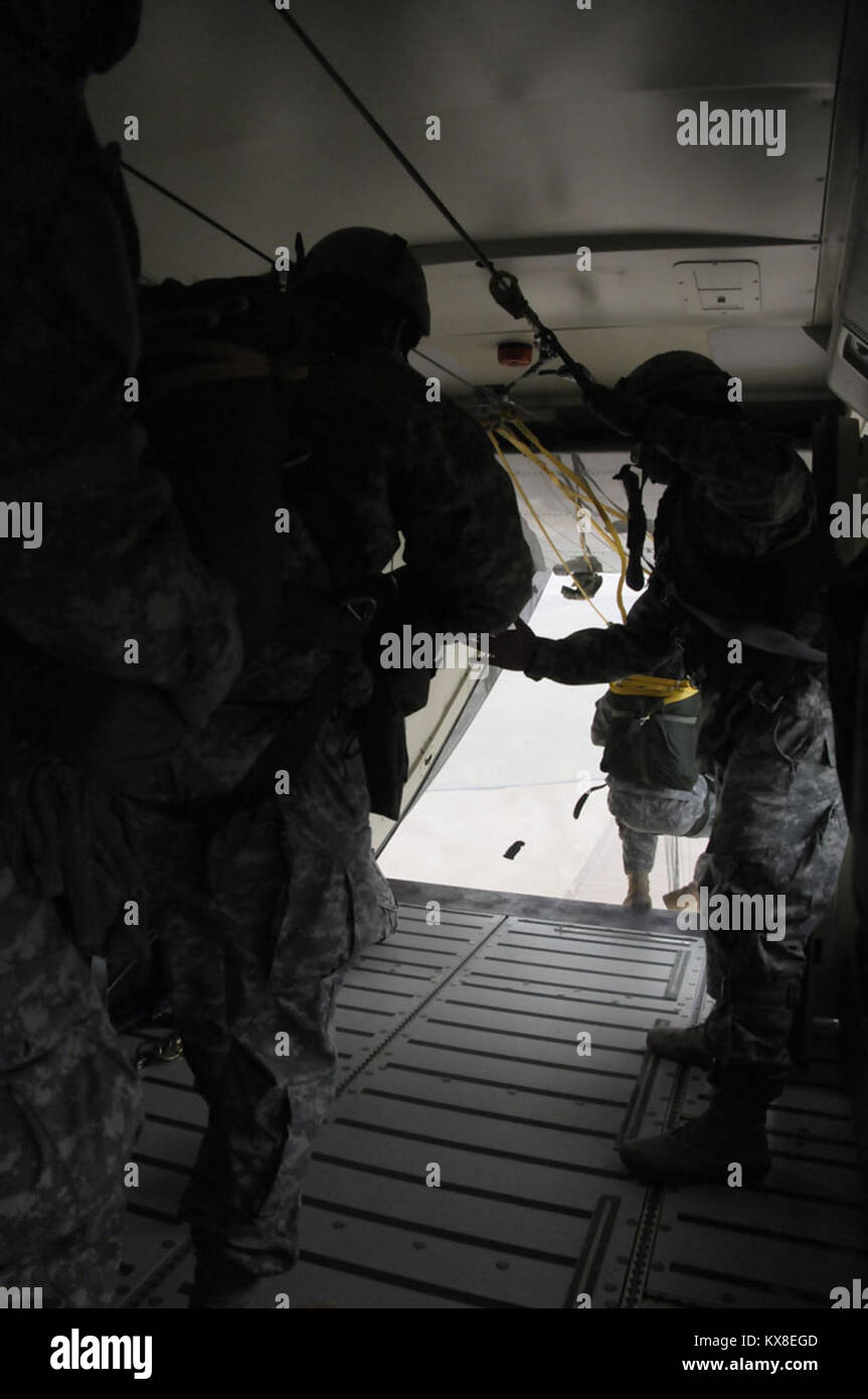 US army paratroopers jumping from plane Stock Photo - Alamy