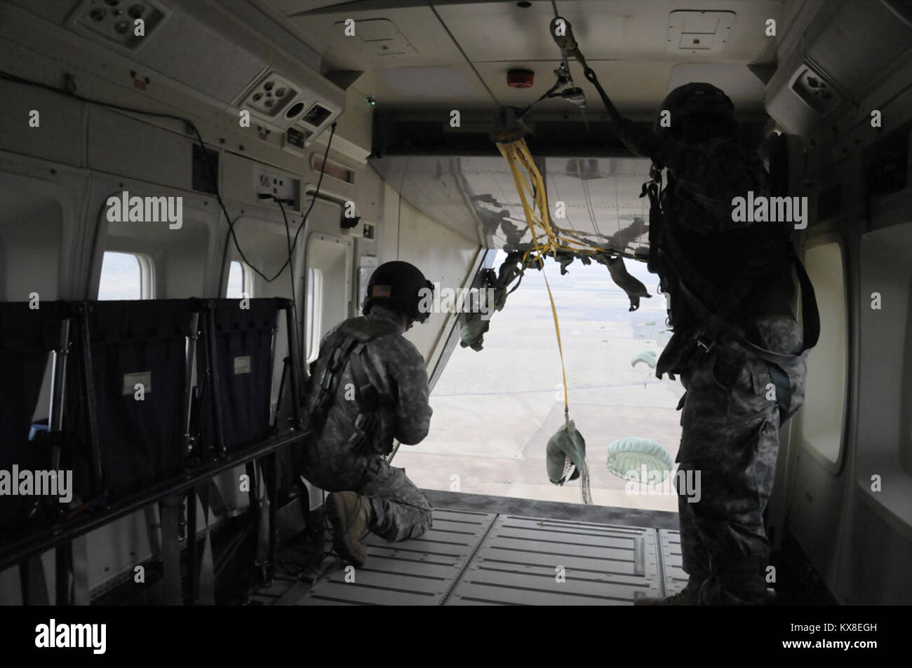 US army paratroopers jumping from plane Stock Photo - Alamy
