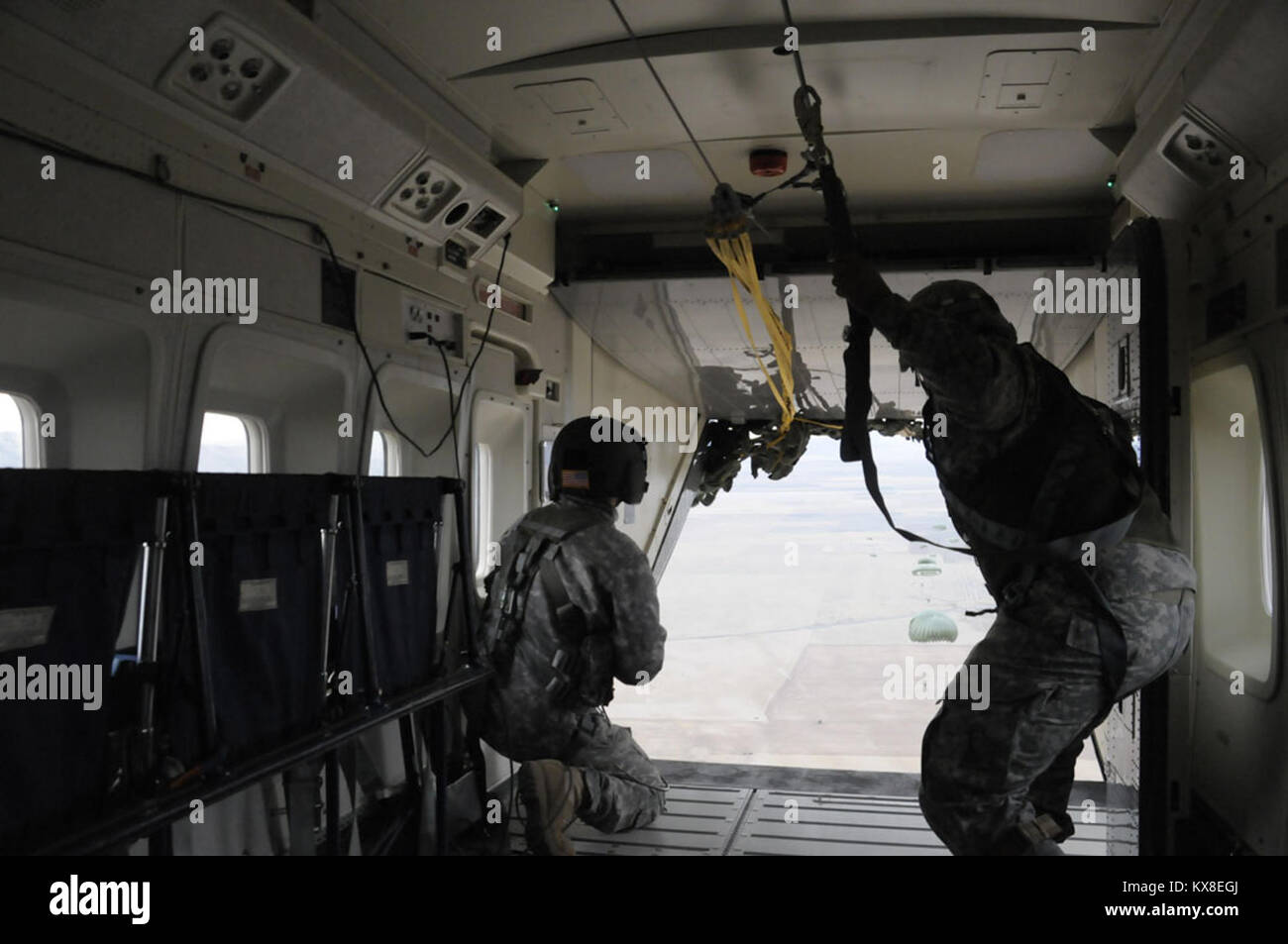 US army paratroopers jumping from plane Stock Photo - Alamy