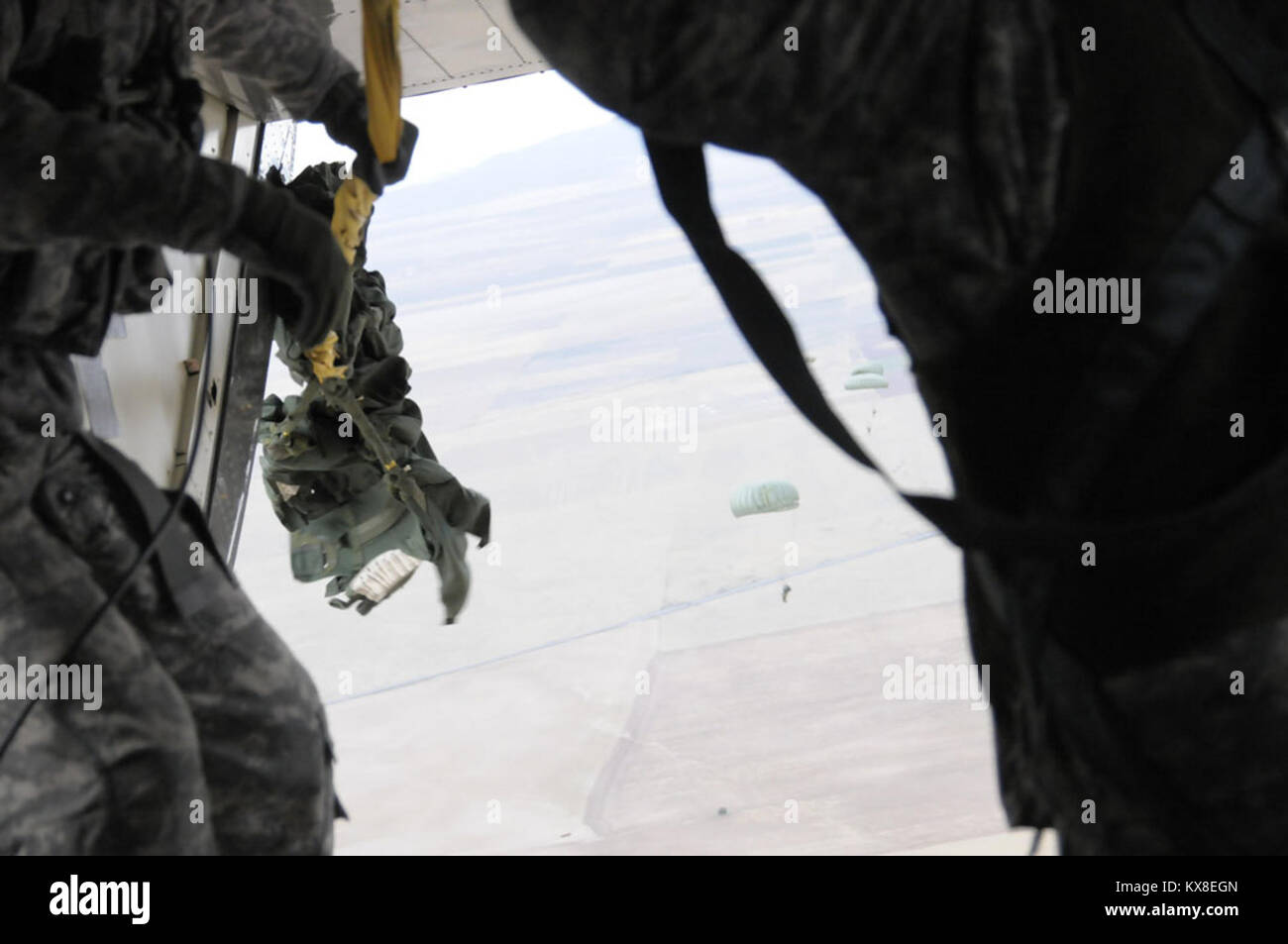 US army paratroopers jumping from plane Stock Photo - Alamy