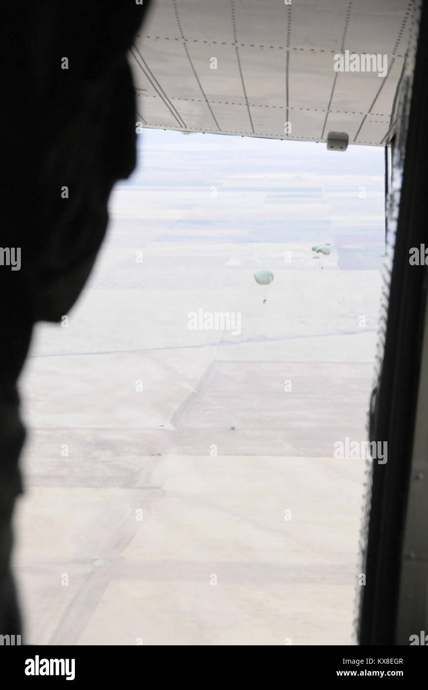 US army paratroopers jumping from plane Stock Photo - Alamy