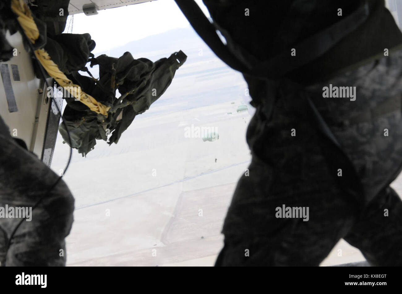 US army paratroopers jumping from plane Stock Photo - Alamy