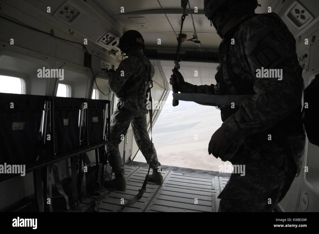 US army paratroopers jumping from plane Stock Photo - Alamy