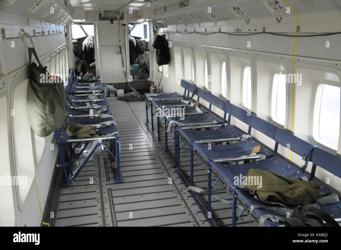 US paratroopers prepare to jump Stock Photo - Alamy