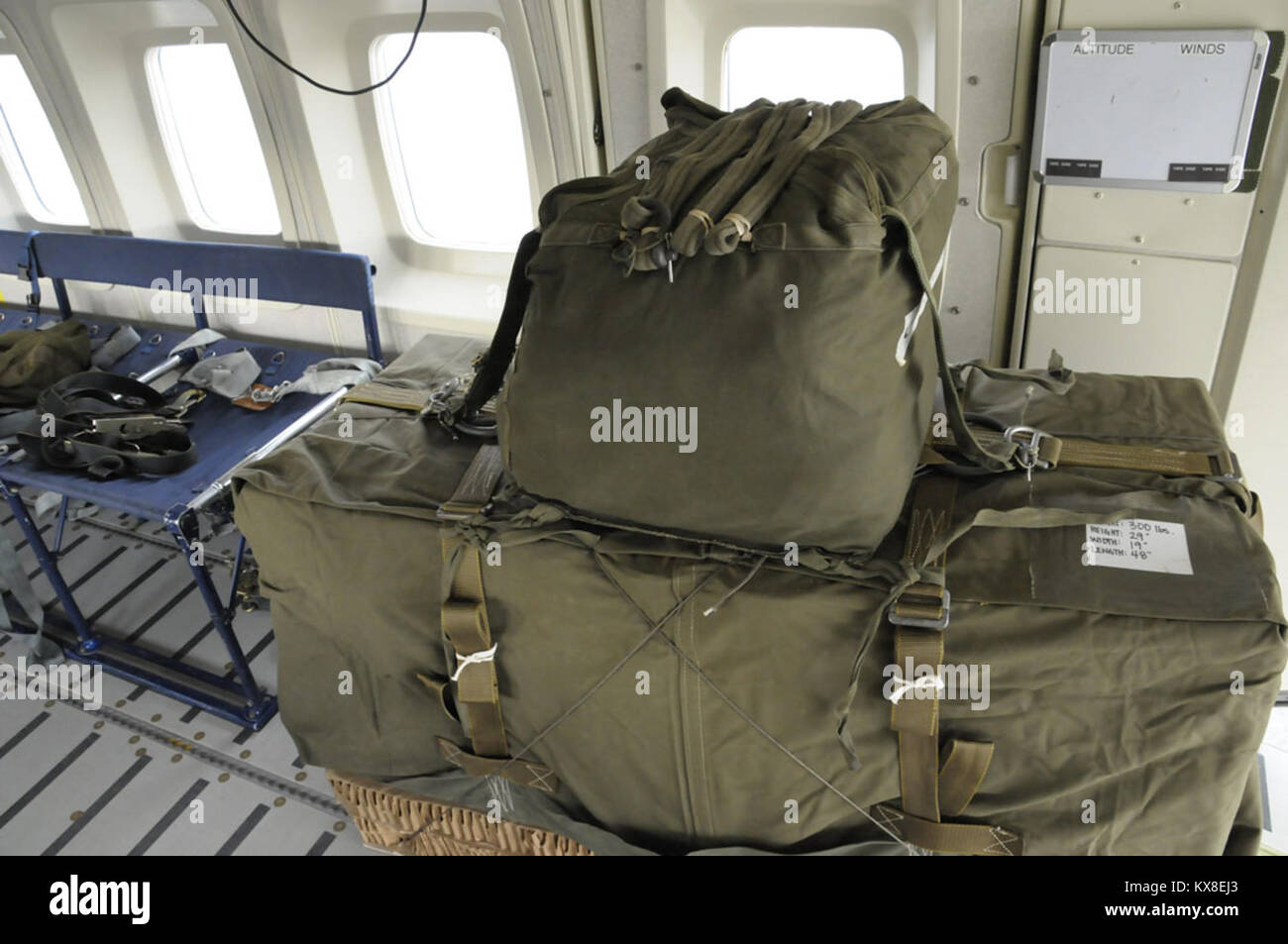 US paratroopers prepare to jump Stock Photo - Alamy