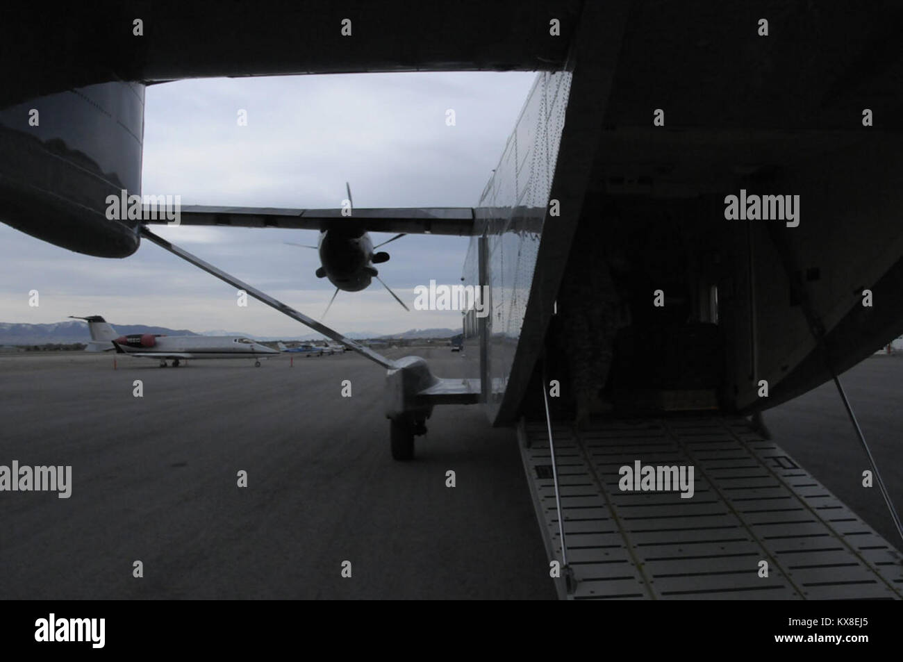 US paratroopers prepare to jump Stock Photo - Alamy