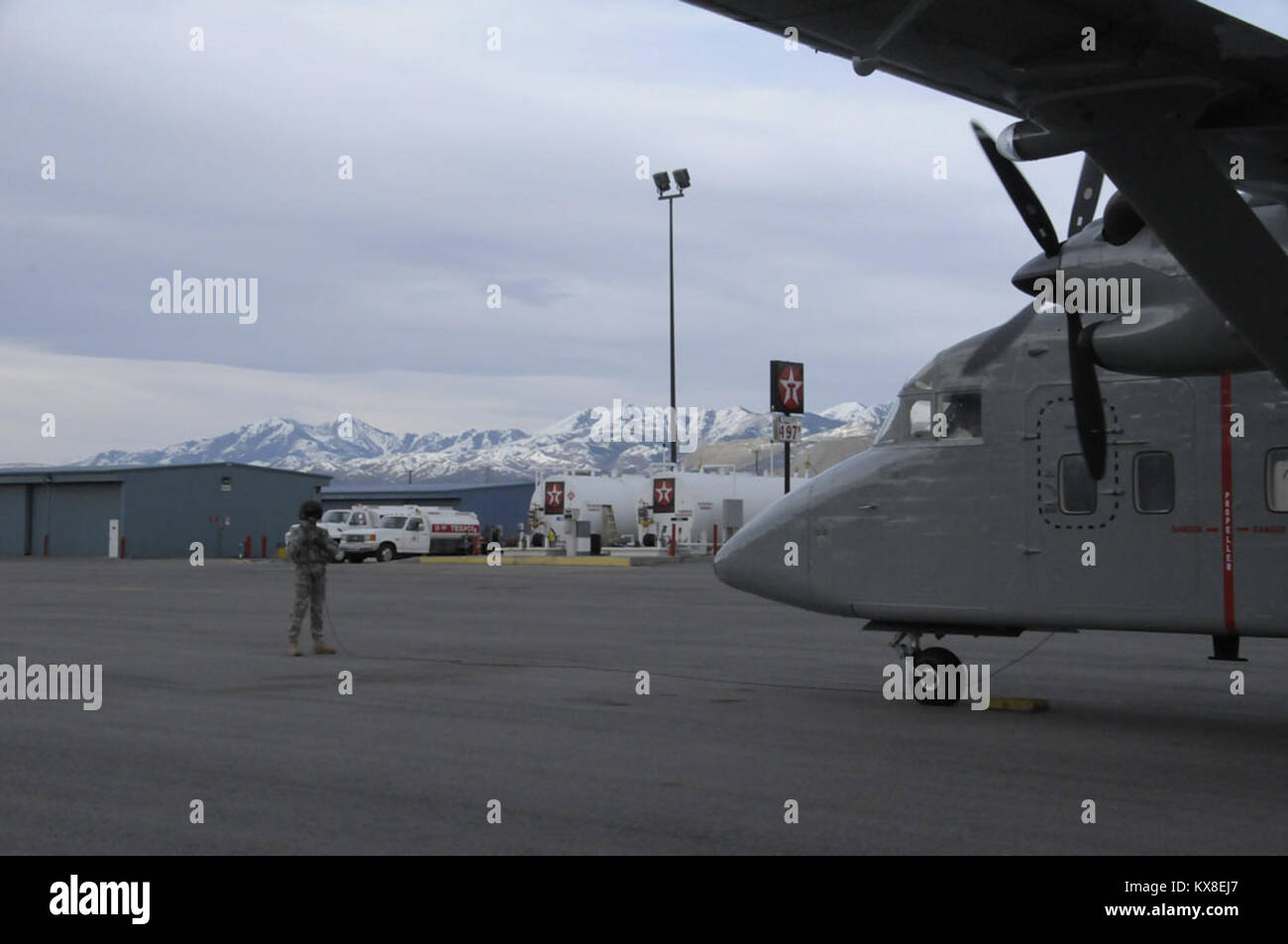 US paratroopers prepare to jump Stock Photo - Alamy