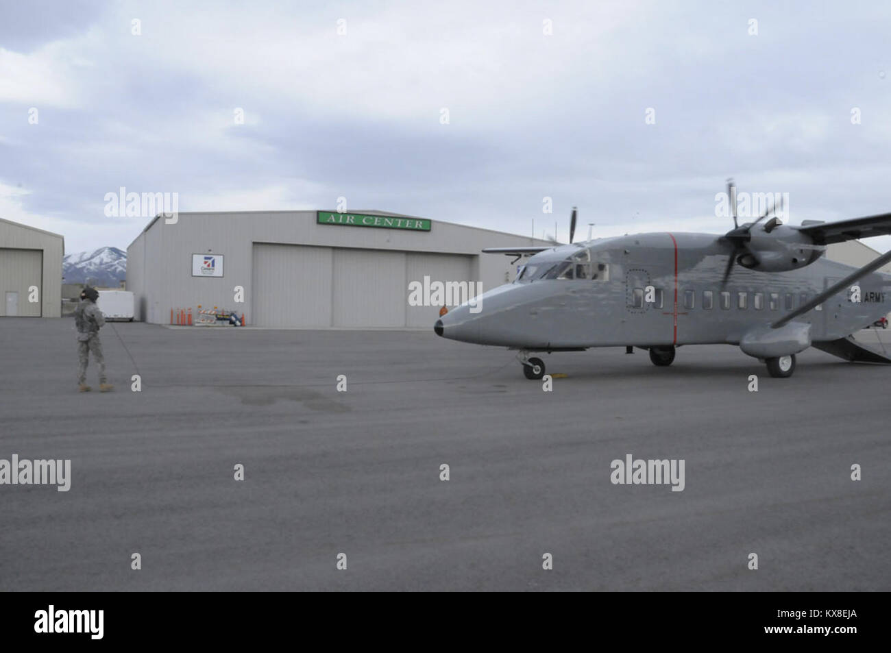 US paratroopers prepare to jump Stock Photo - Alamy
