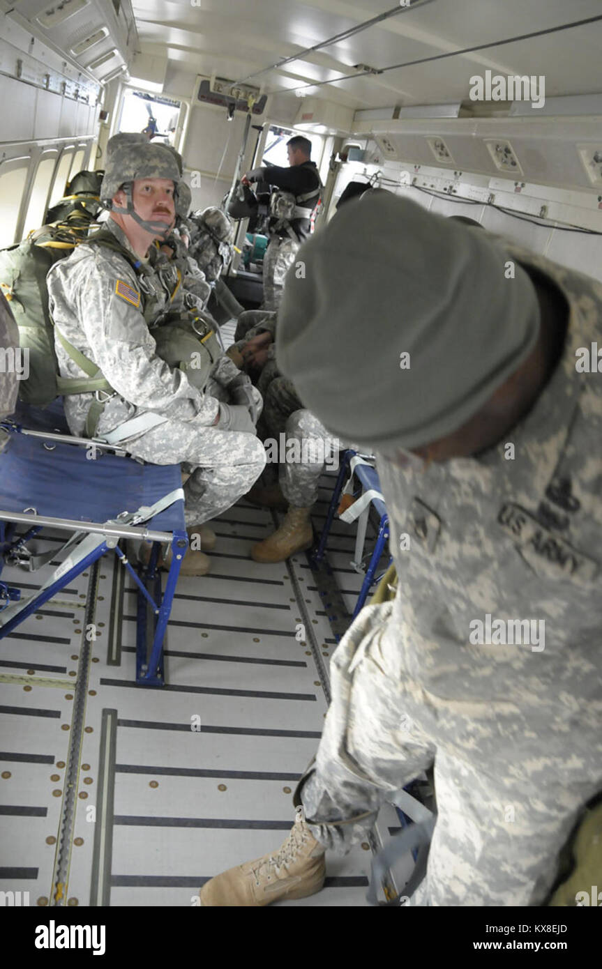 US paratroopers prepare to jump Stock Photo - Alamy