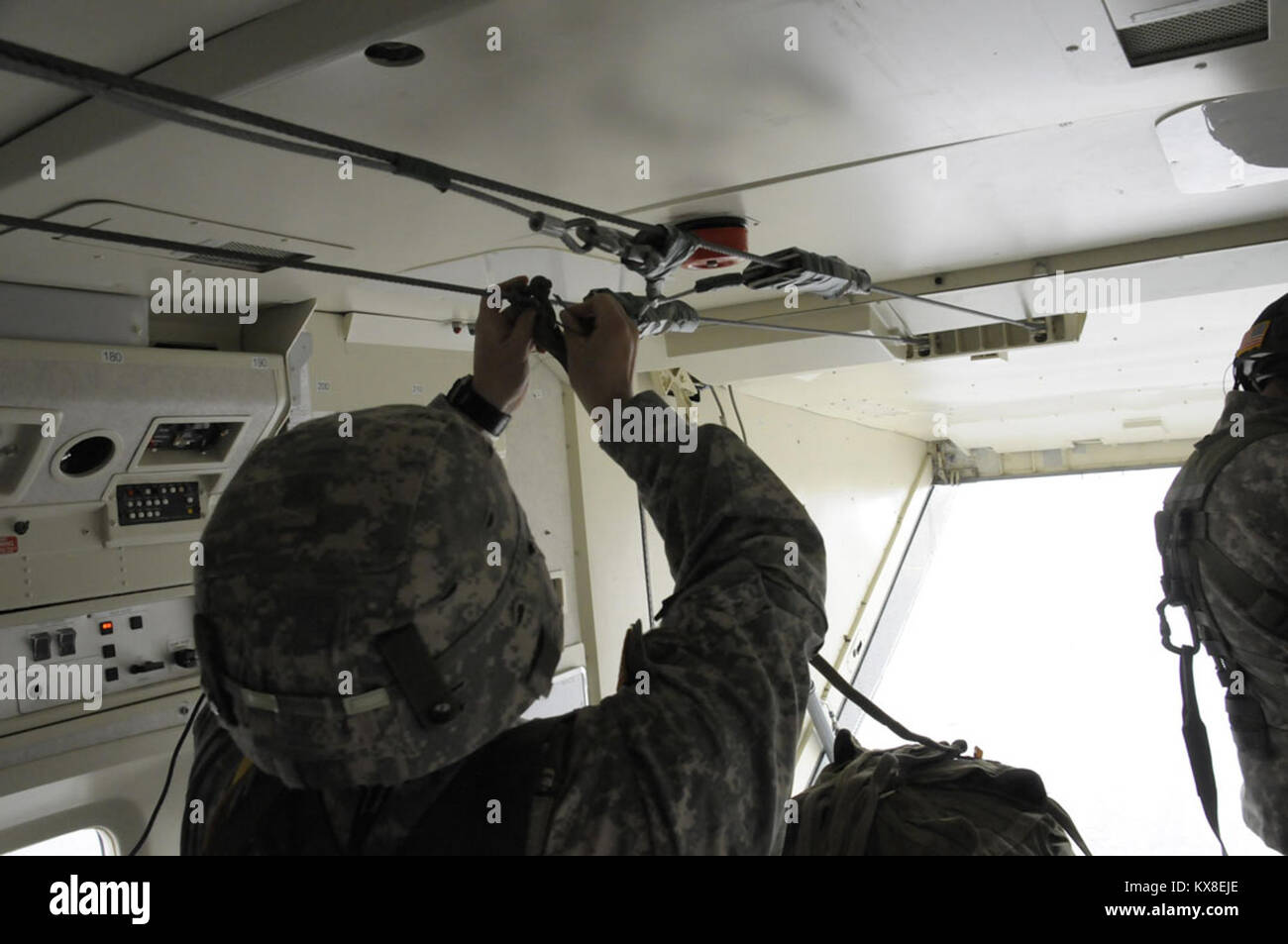 US paratroopers prepare to jump Stock Photo - Alamy