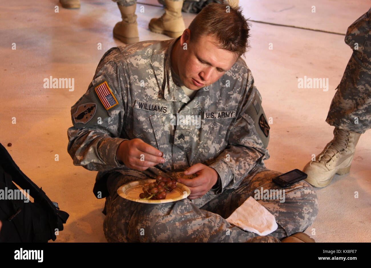 US army soldiers farewell before leaving for deployment Stock Photo - Alamy