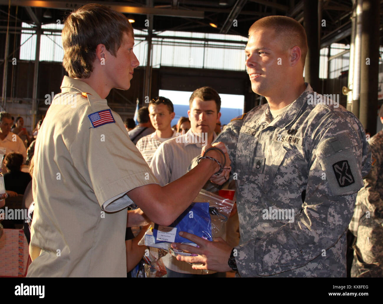US army soldiers farewell before leaving for deployment Stock Photo - Alamy
