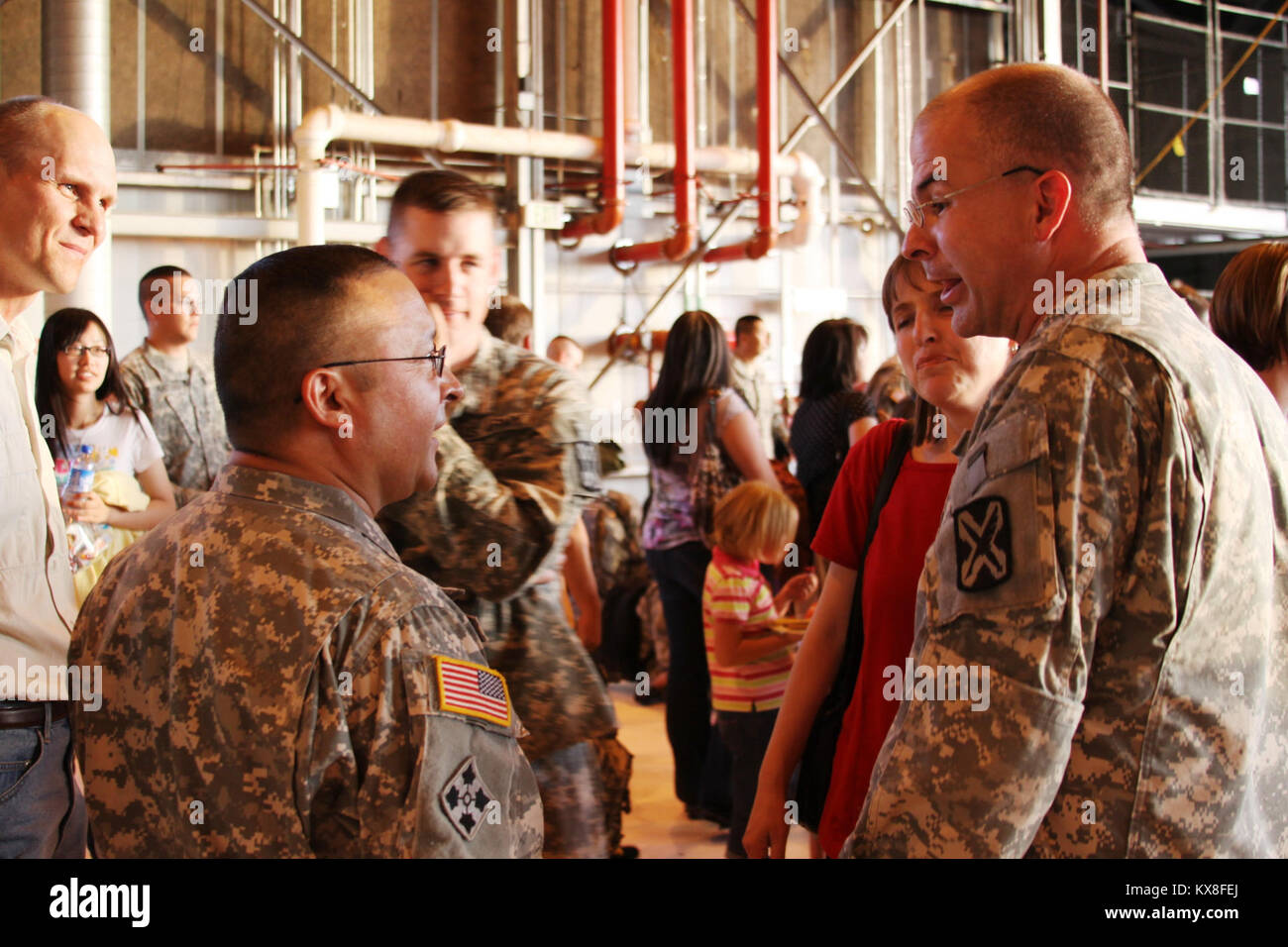 US army soldiers farewell before leaving for deployment Stock Photo - Alamy