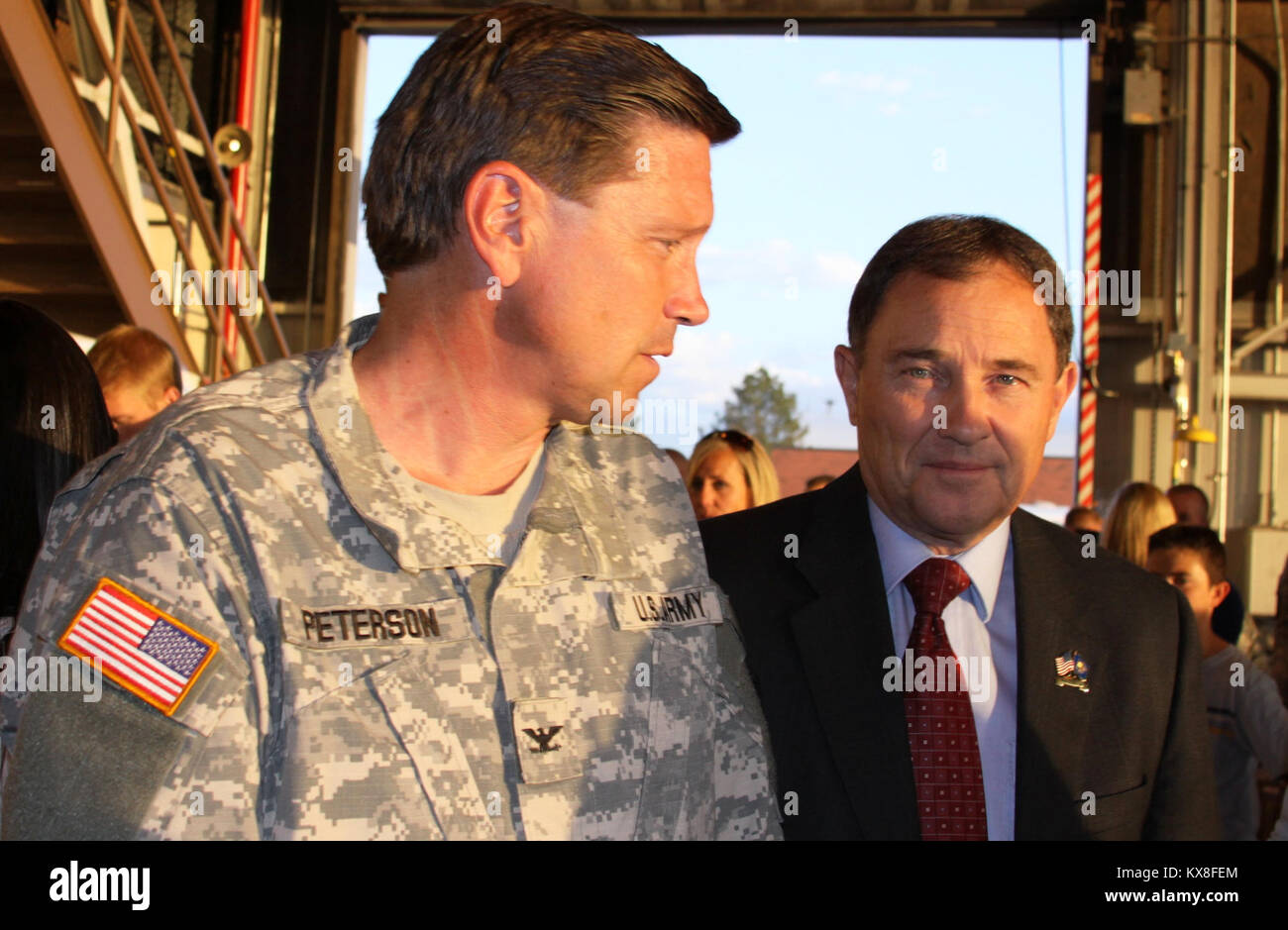 US army soldiers farewell before leaving for deployment Stock Photo - Alamy