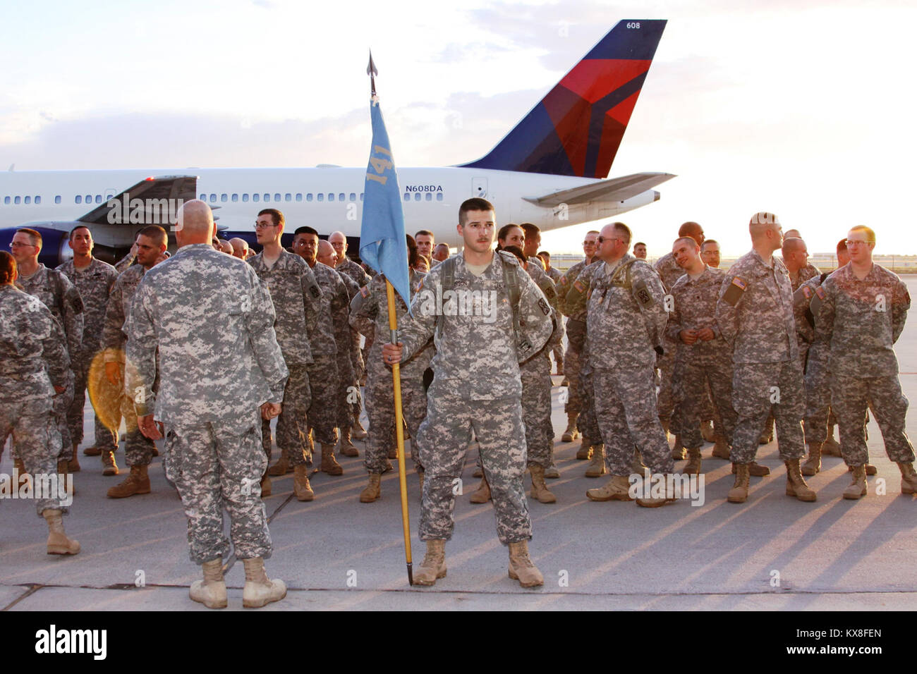 US army soldiers farewell before leaving for deployment Stock Photo - Alamy