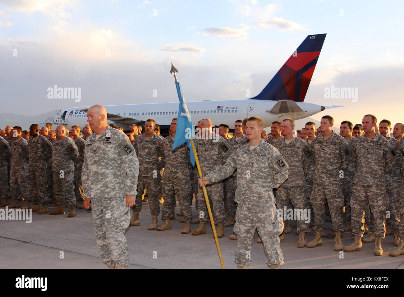 US army soldiers farewell before leaving for deployment Stock Photo - Alamy