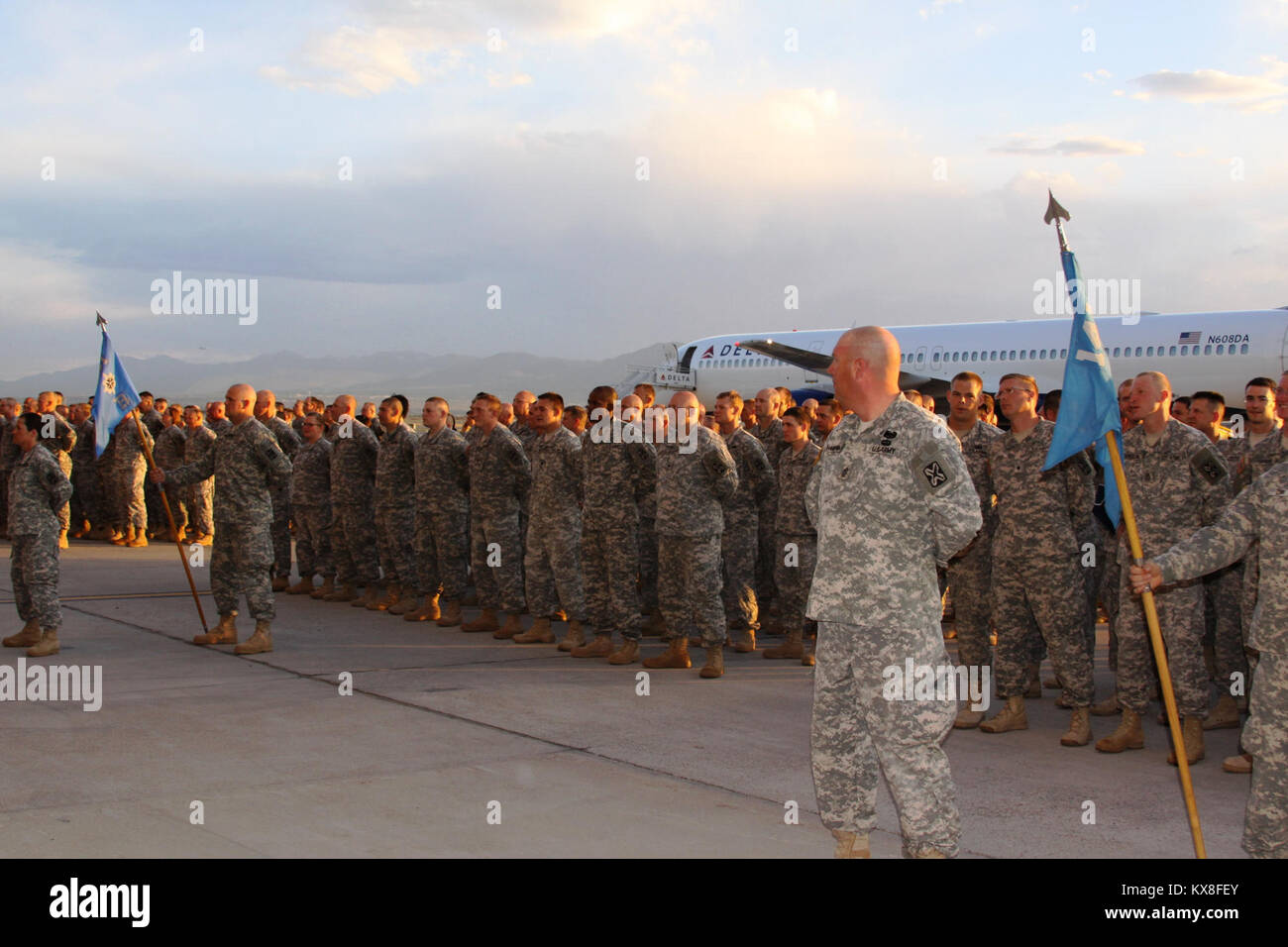 US army soldiers farewell before leaving for deployment Stock Photo - Alamy