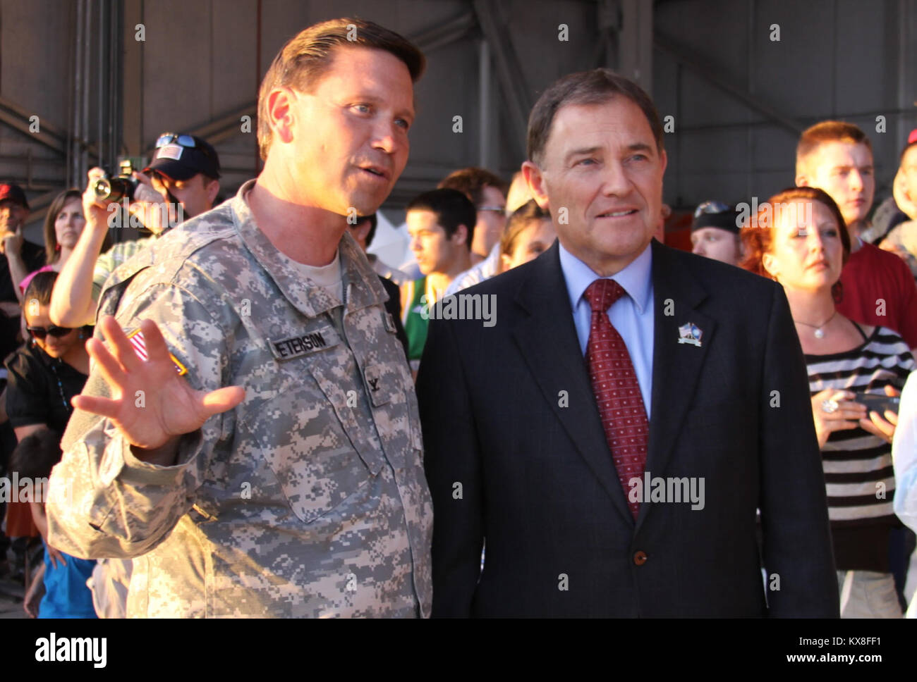 US army soldiers farewell before leaving for deployment Stock Photo - Alamy