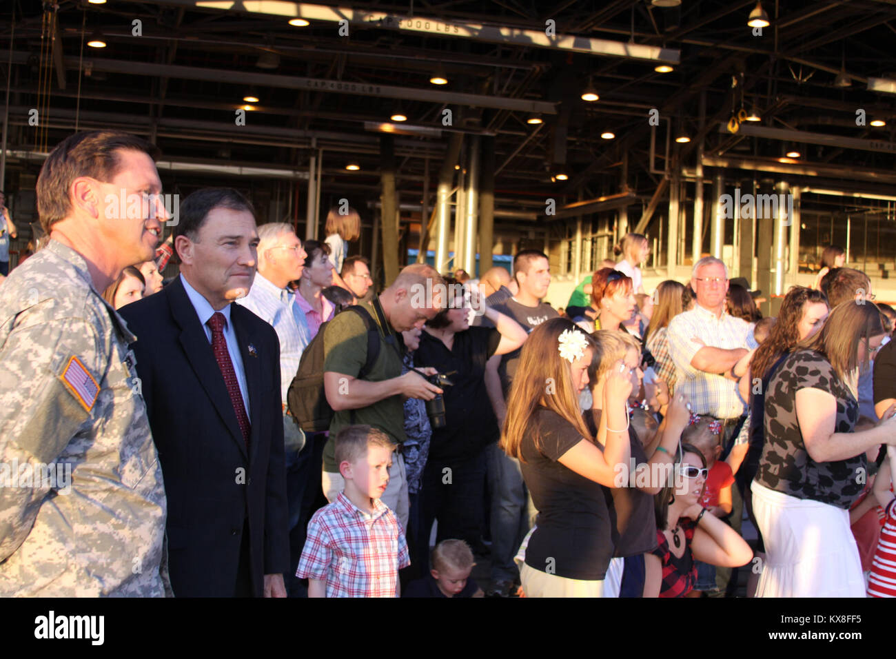 US army soldiers farewell before leaving for deployment Stock Photo - Alamy