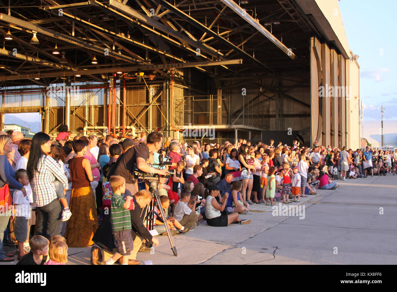 US army soldiers farewell before leaving for deployment Stock Photo - Alamy