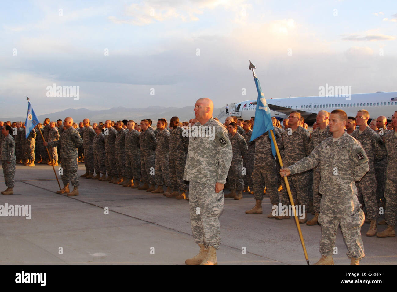 US army soldiers farewell before leaving for deployment Stock Photo - Alamy