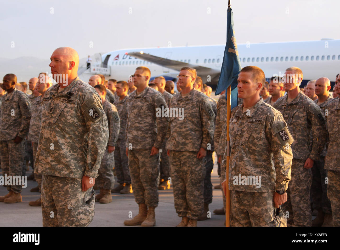 US army soldiers farewell before leaving for deployment Stock Photo - Alamy
