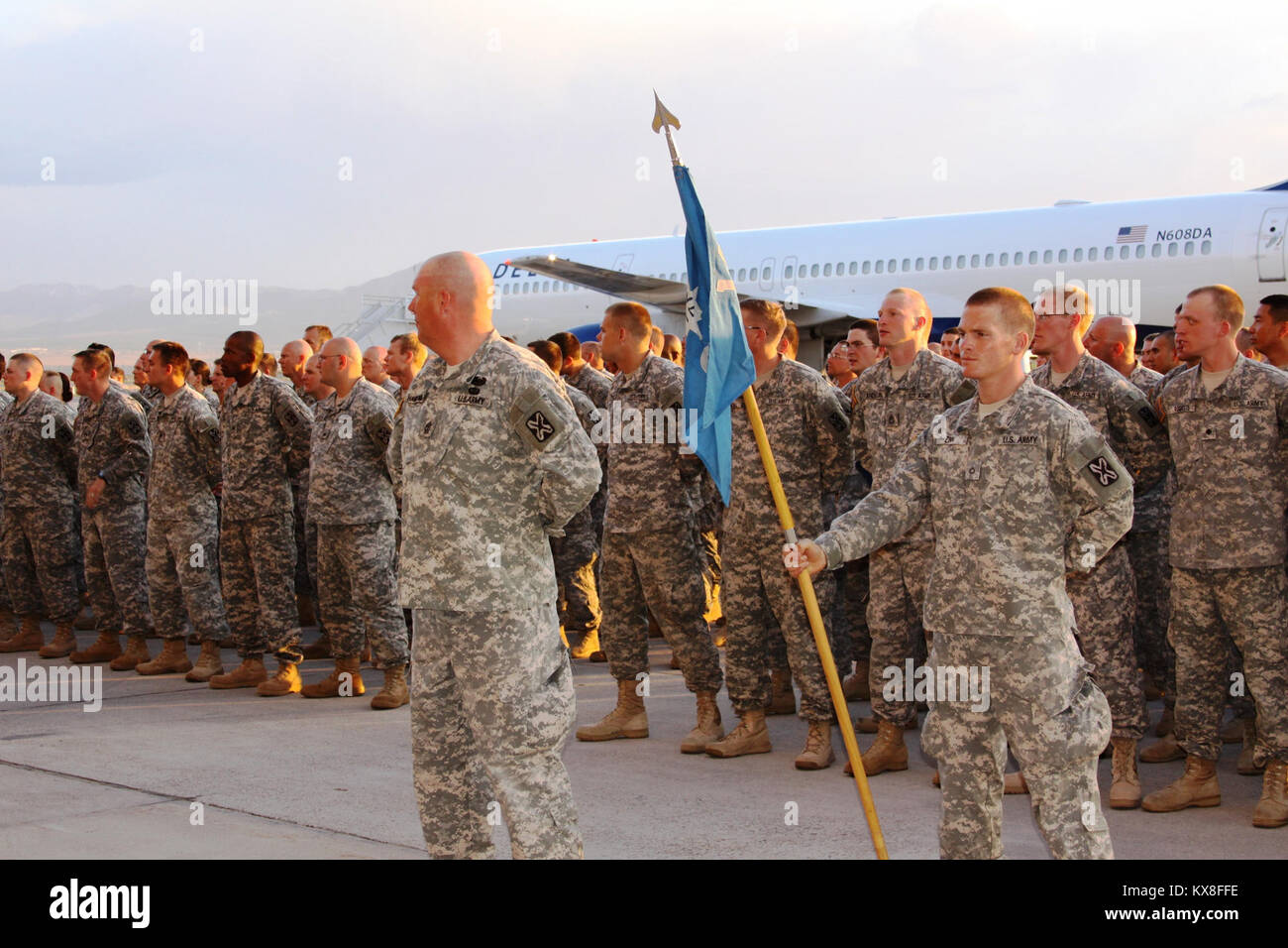 US army soldiers farewell before leaving for deployment Stock Photo - Alamy