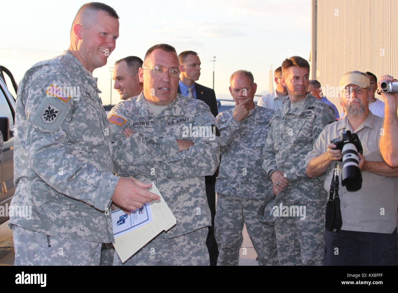 US army soldiers farewell before leaving for deployment Stock Photo - Alamy