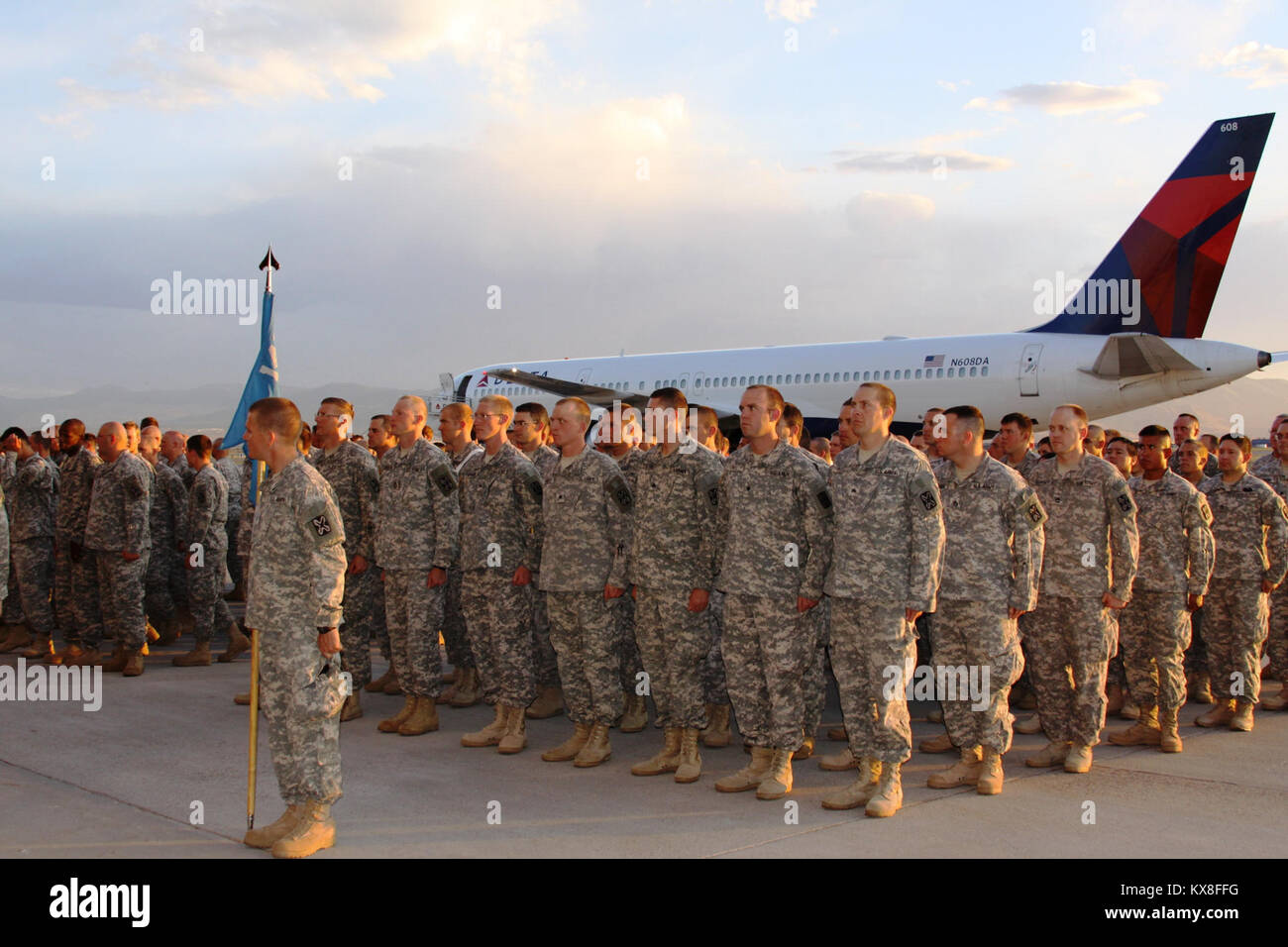 US army soldiers farewell before leaving for deployment Stock Photo - Alamy