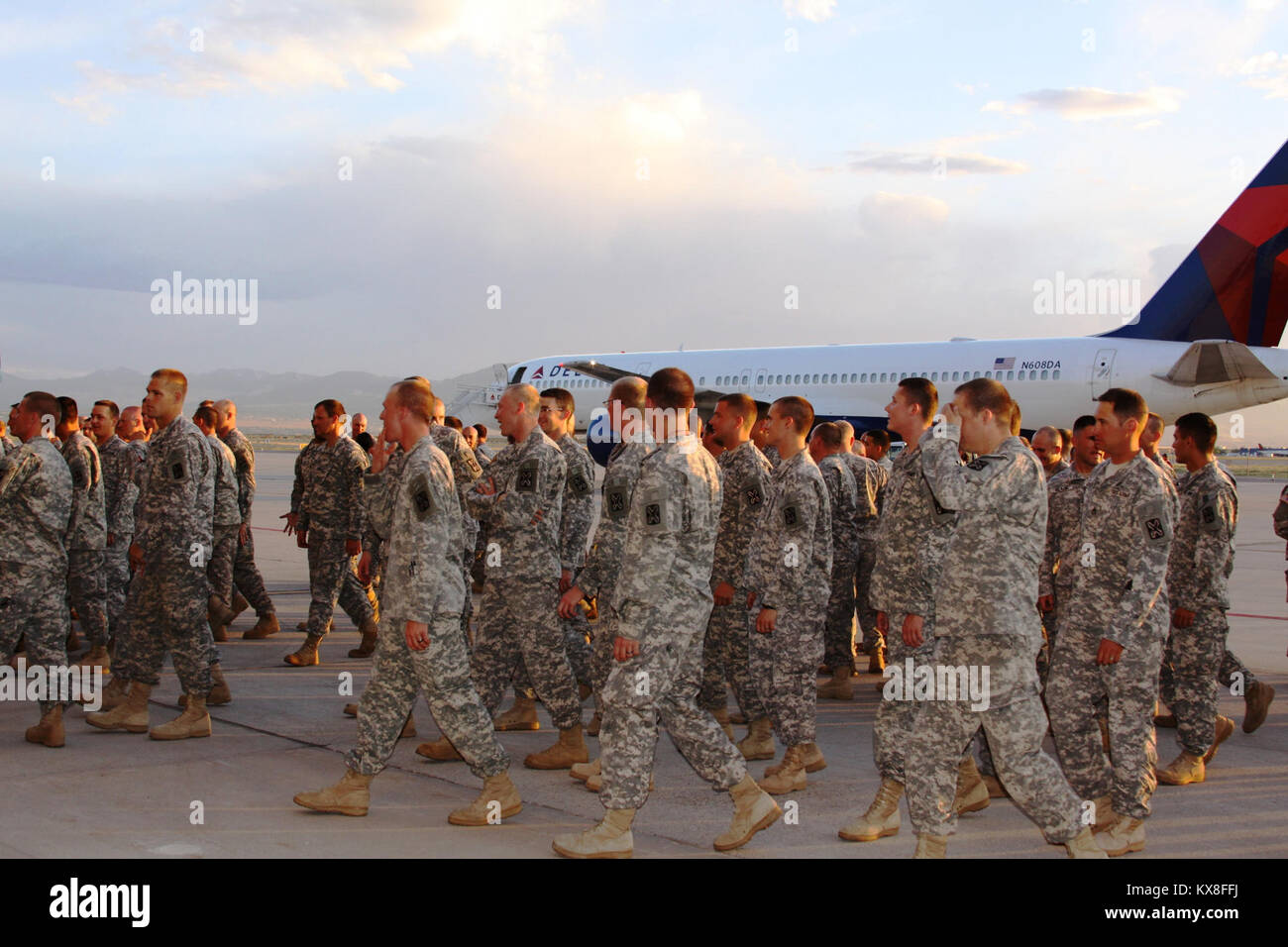 US army soldiers farewell before leaving for deployment Stock Photo - Alamy