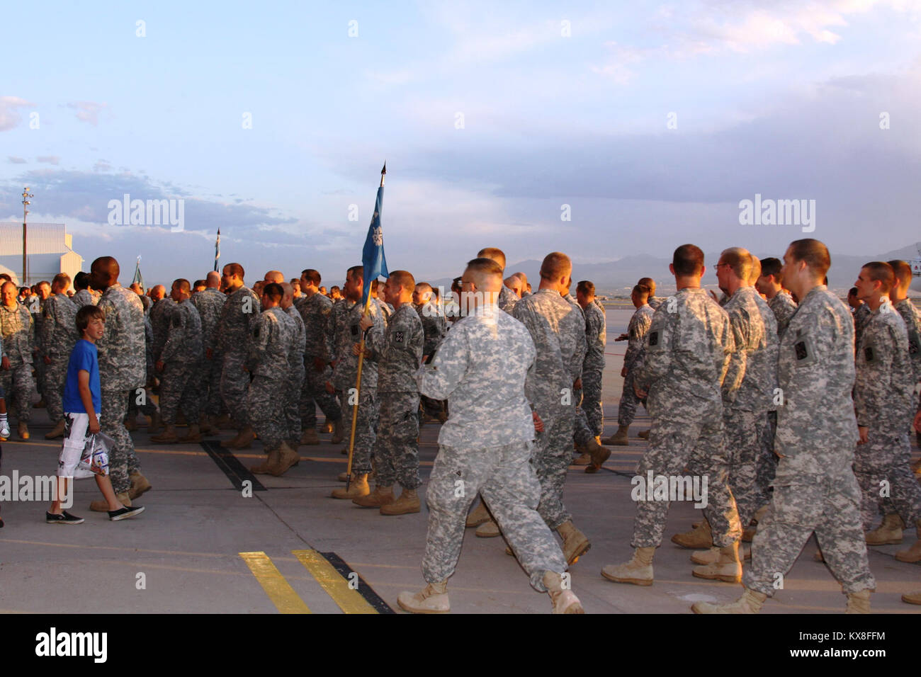 US army soldiers farewell before leaving for deployment Stock Photo - Alamy