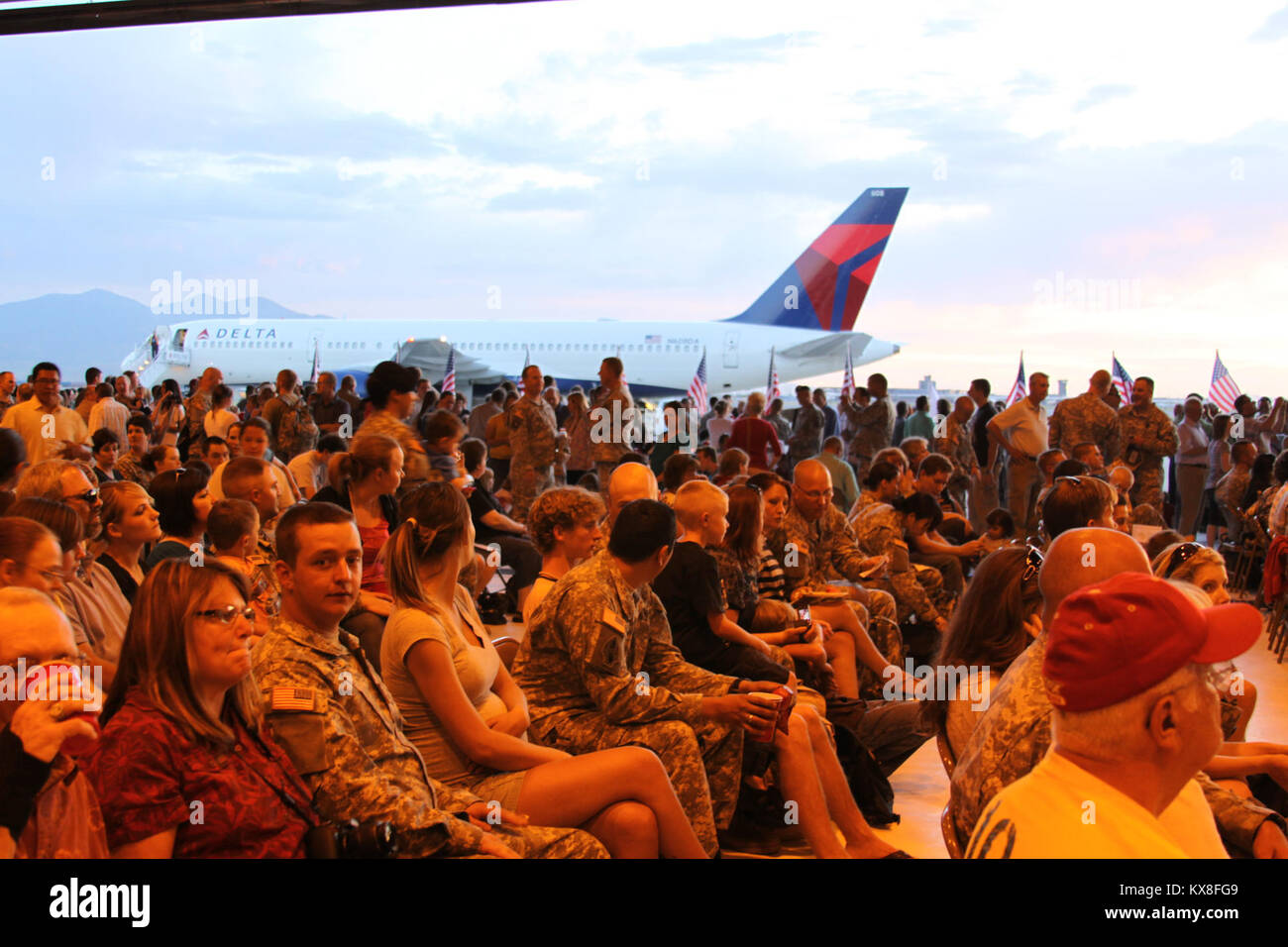 US army soldiers farewell before leaving for deployment Stock Photo - Alamy