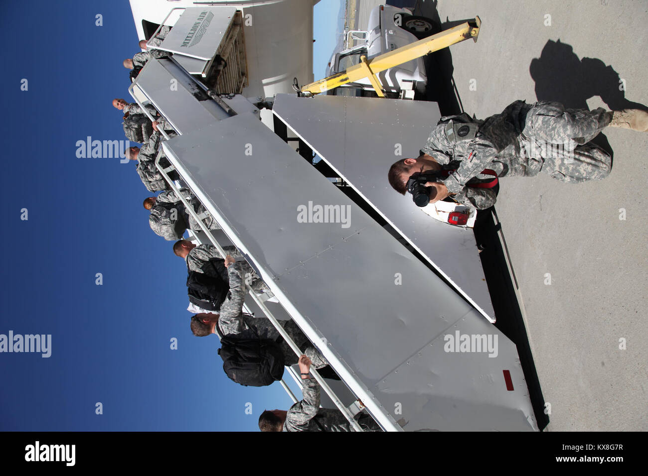 US army soldiers departure at airfield Stock Photo - Alamy