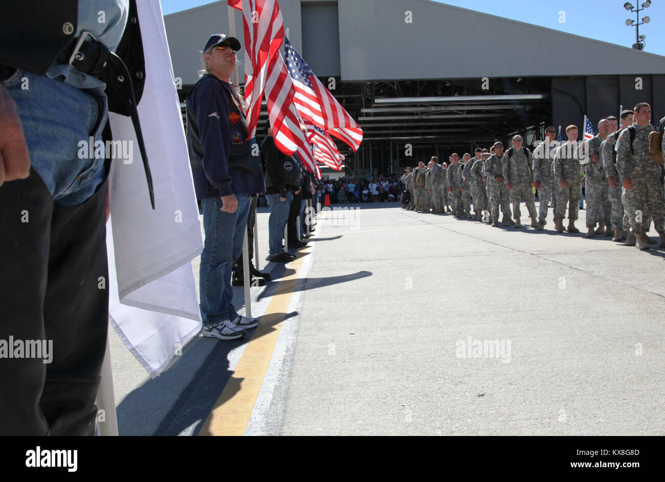 US army soldiers departure at airfield Stock Photo - Alamy