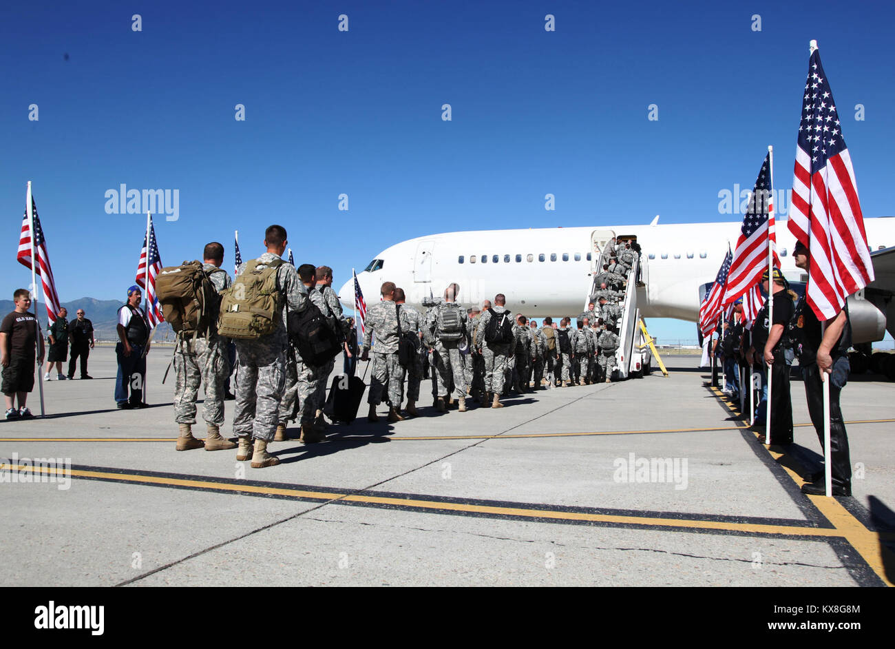 US army soldiers departure at airfield Stock Photo - Alamy
