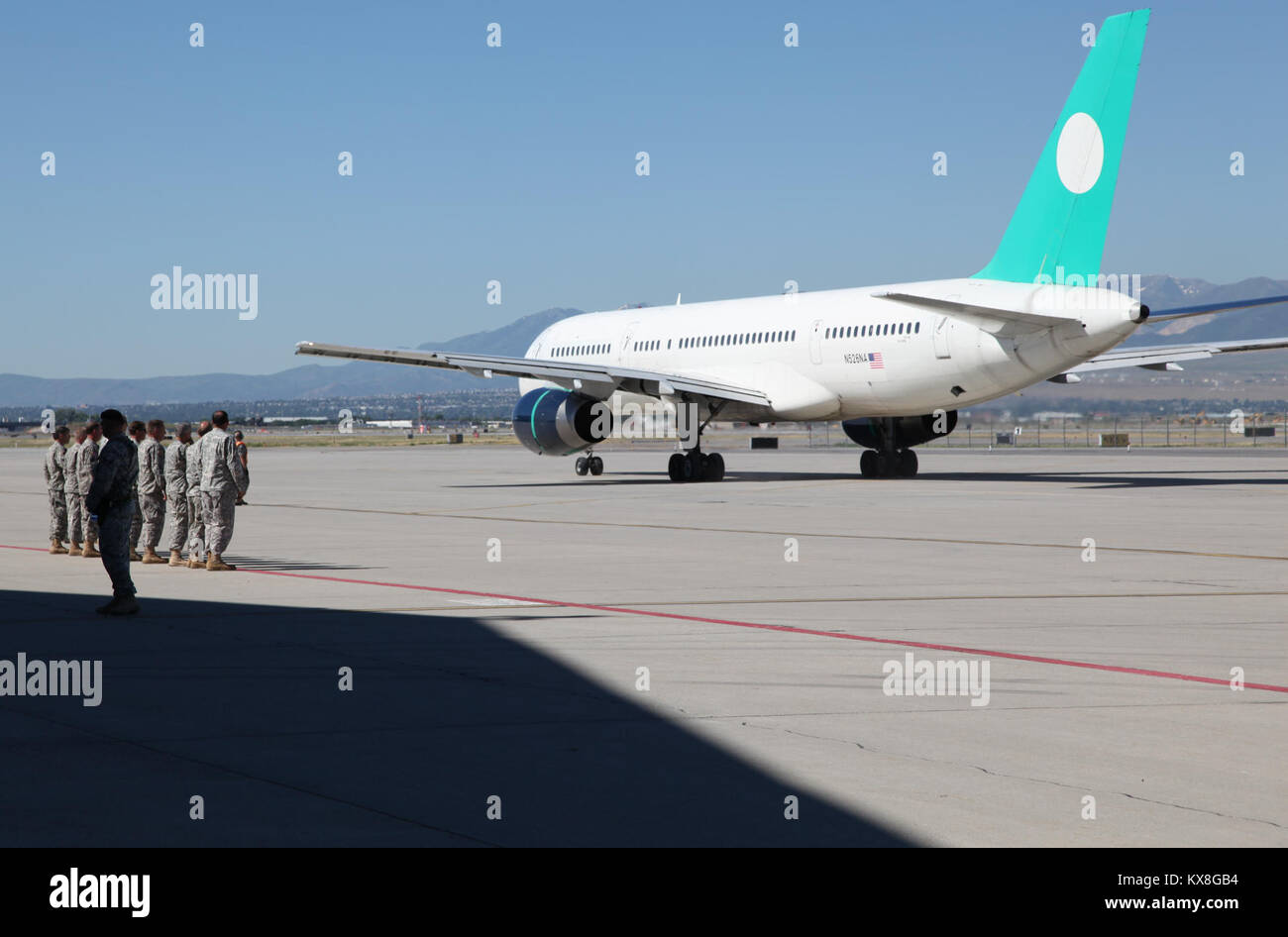 US army soldiers departure at airfield Stock Photo - Alamy