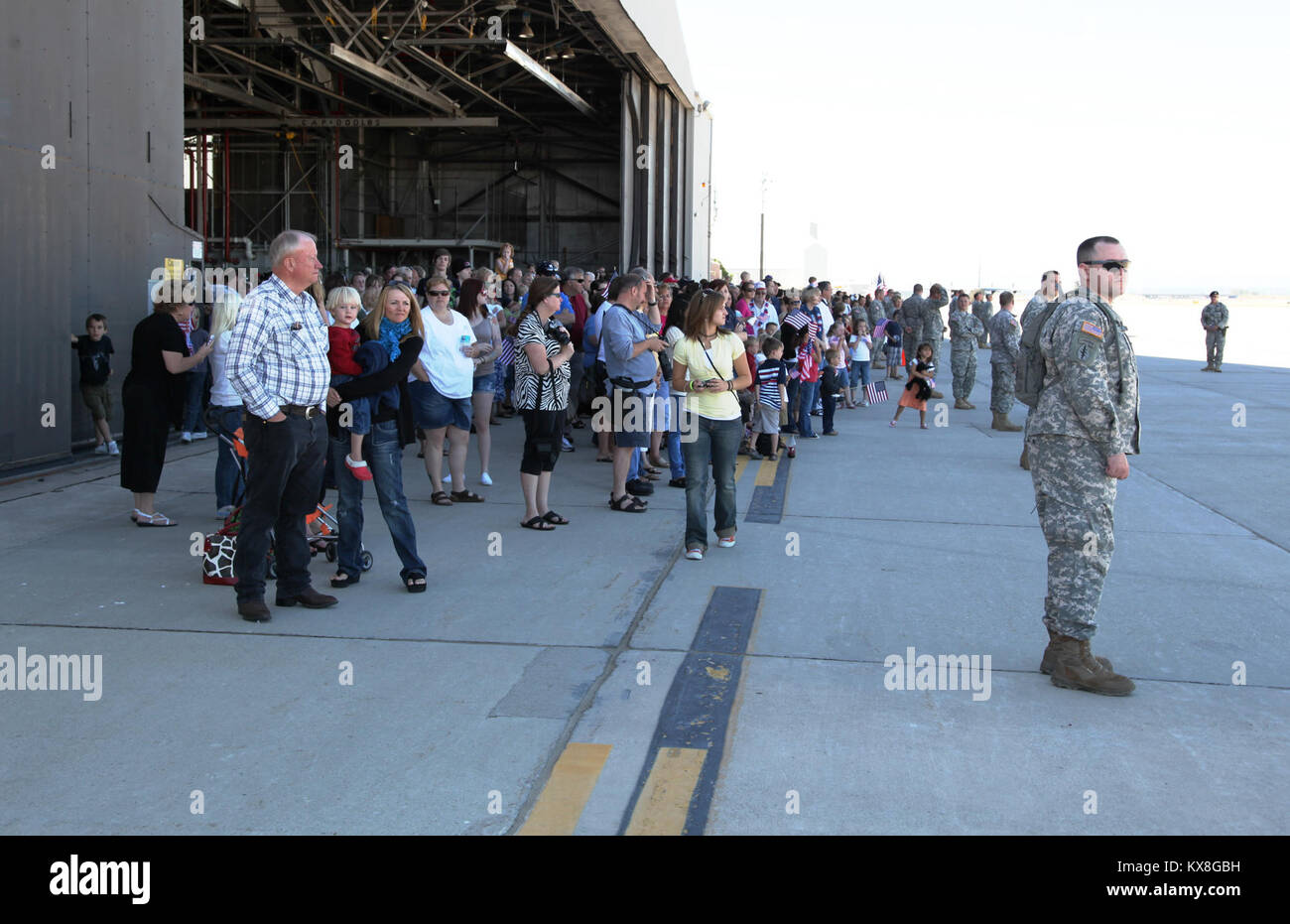 US army soldiers deployment, farewell to families Stock Photo - Alamy