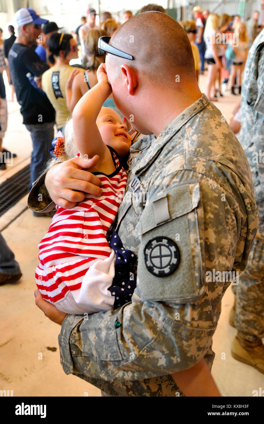 US military personel return home to families Stock Photo - Alamy