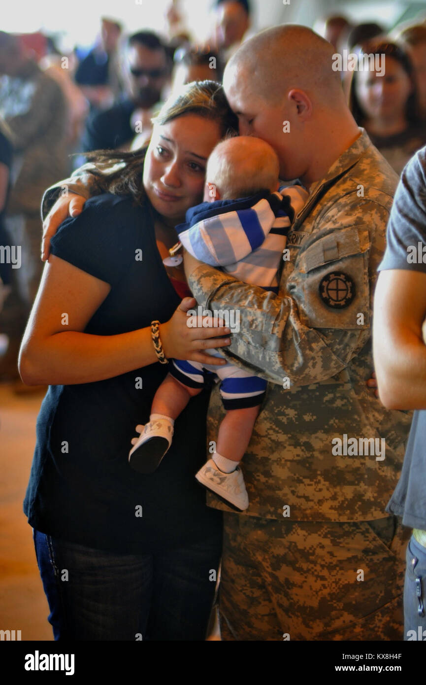 US military personel return home to families Stock Photo - Alamy