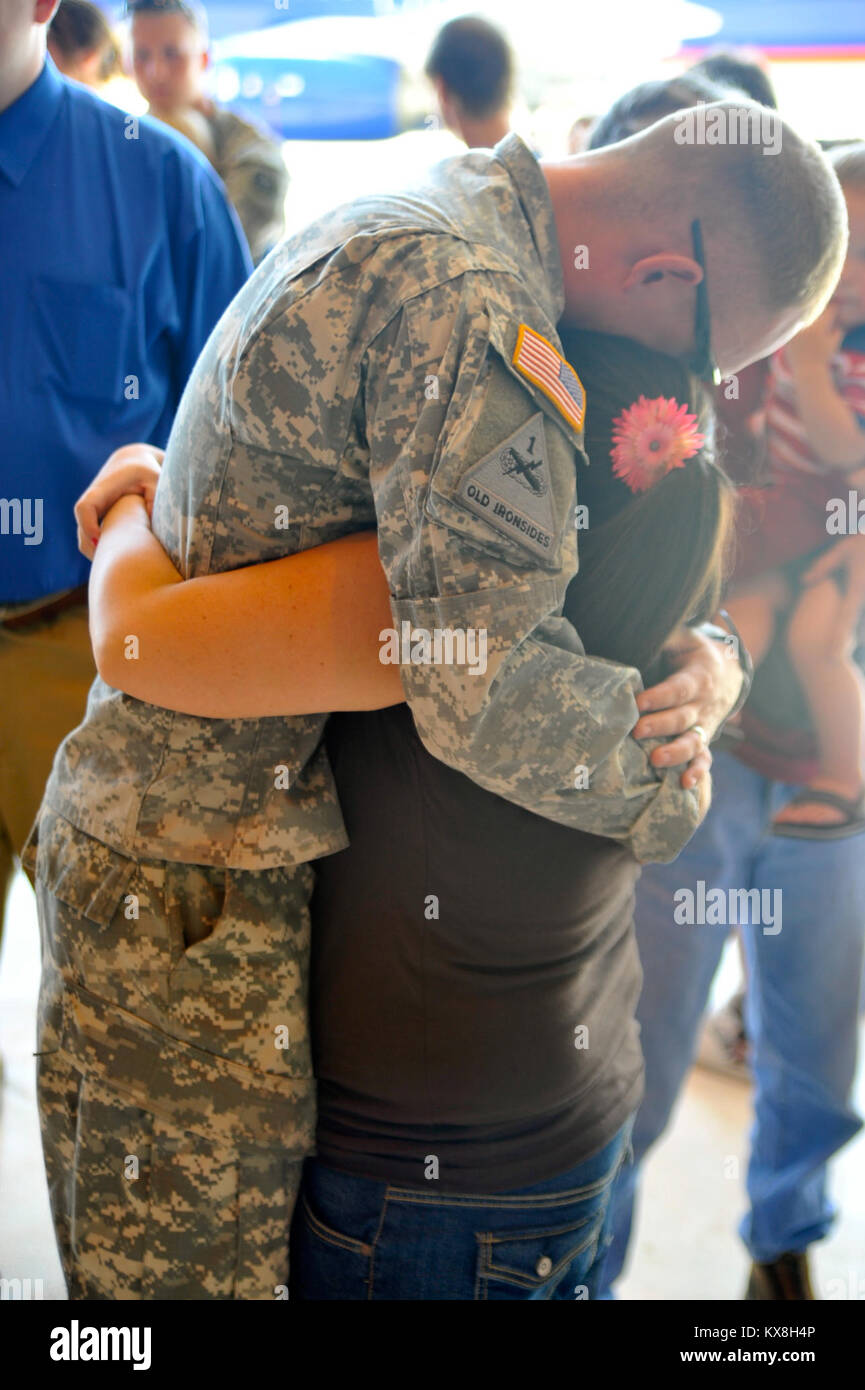 US military personel return home to families Stock Photo - Alamy