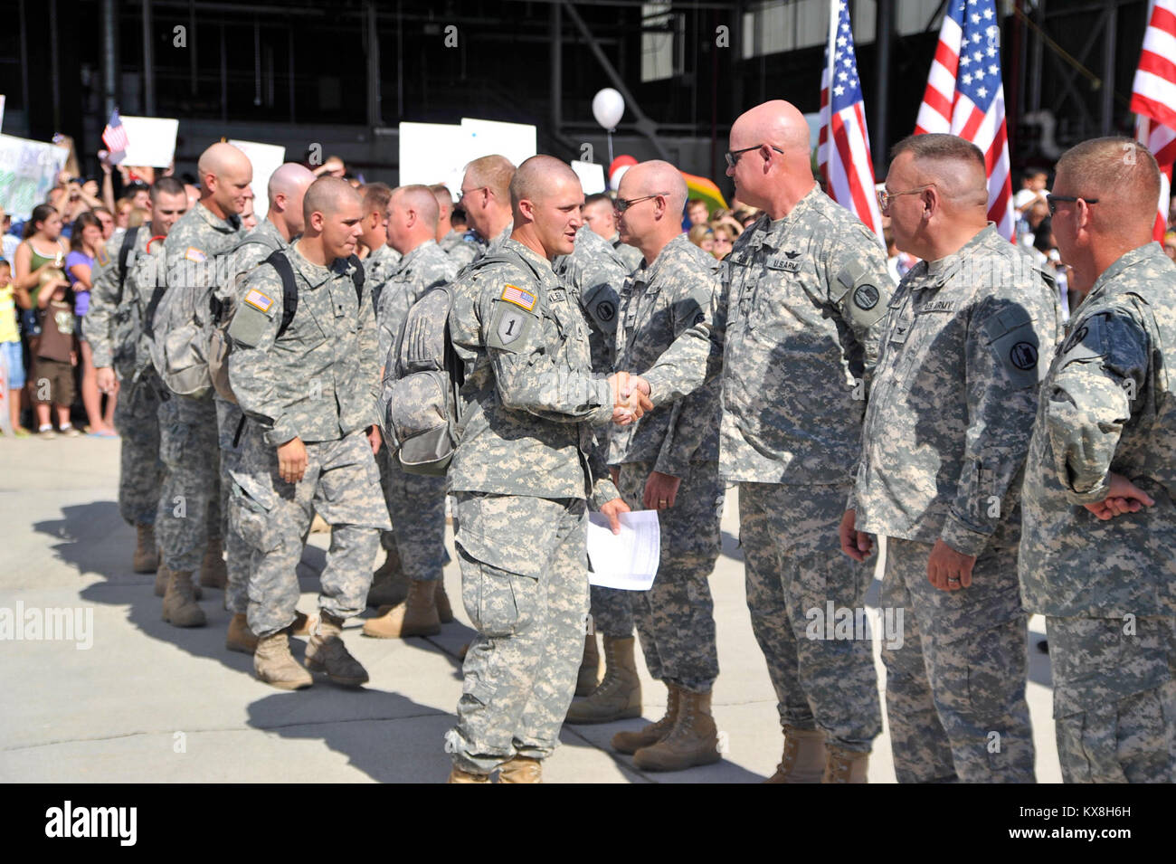 US military personel return home to families Stock Photo - Alamy